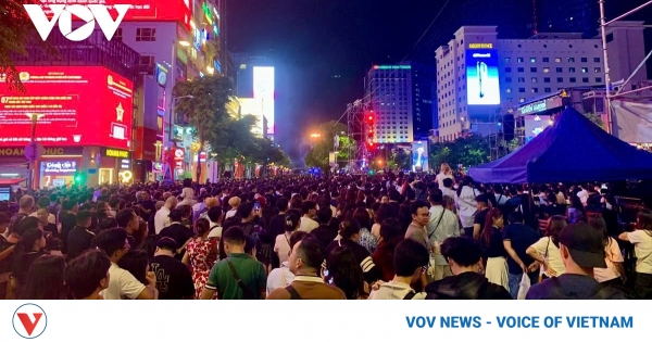 People flood downtown Ho Chi Minh City to welcome New Year 2025